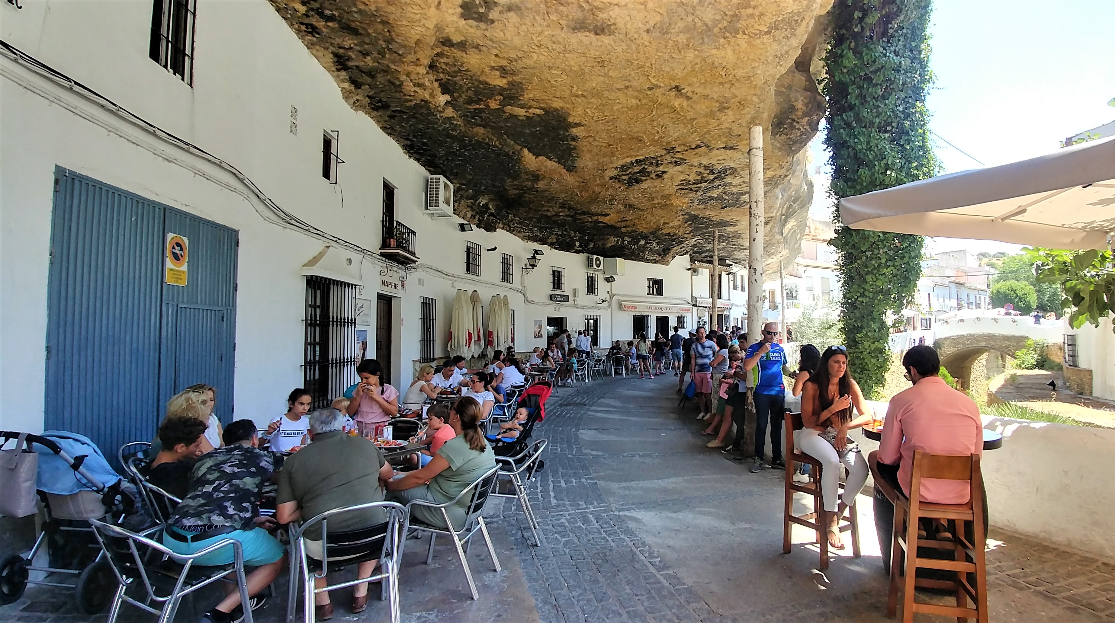 Setenil de las Bodegas. Life under the rocks – Vuelta a España, Part V.